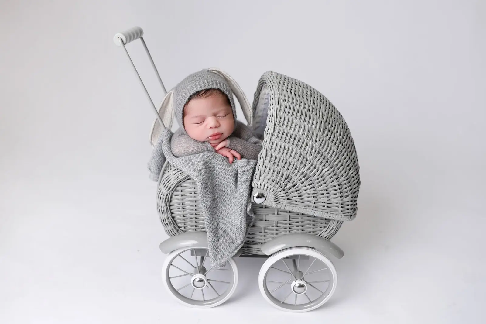 5 newborn photography trends to try at your next shoot